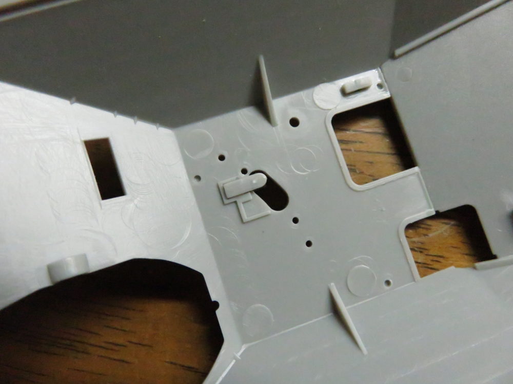 今日は「ヘッツァー」の戦闘室を組み立てた