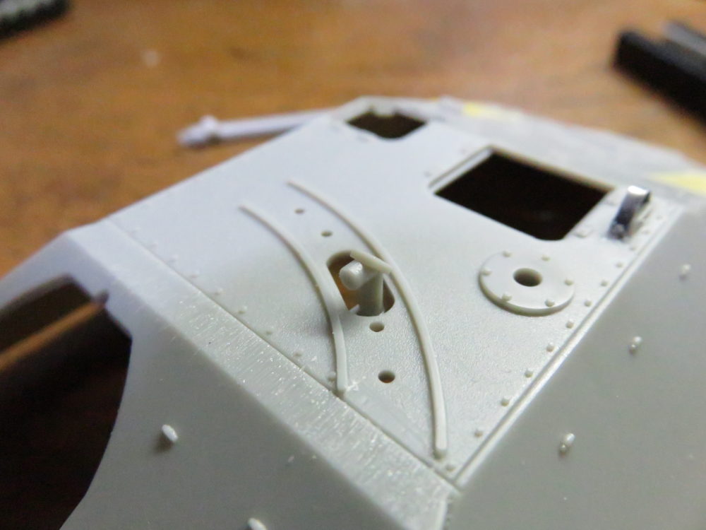 今日は「ヘッツァー」の戦闘室を組み立てた