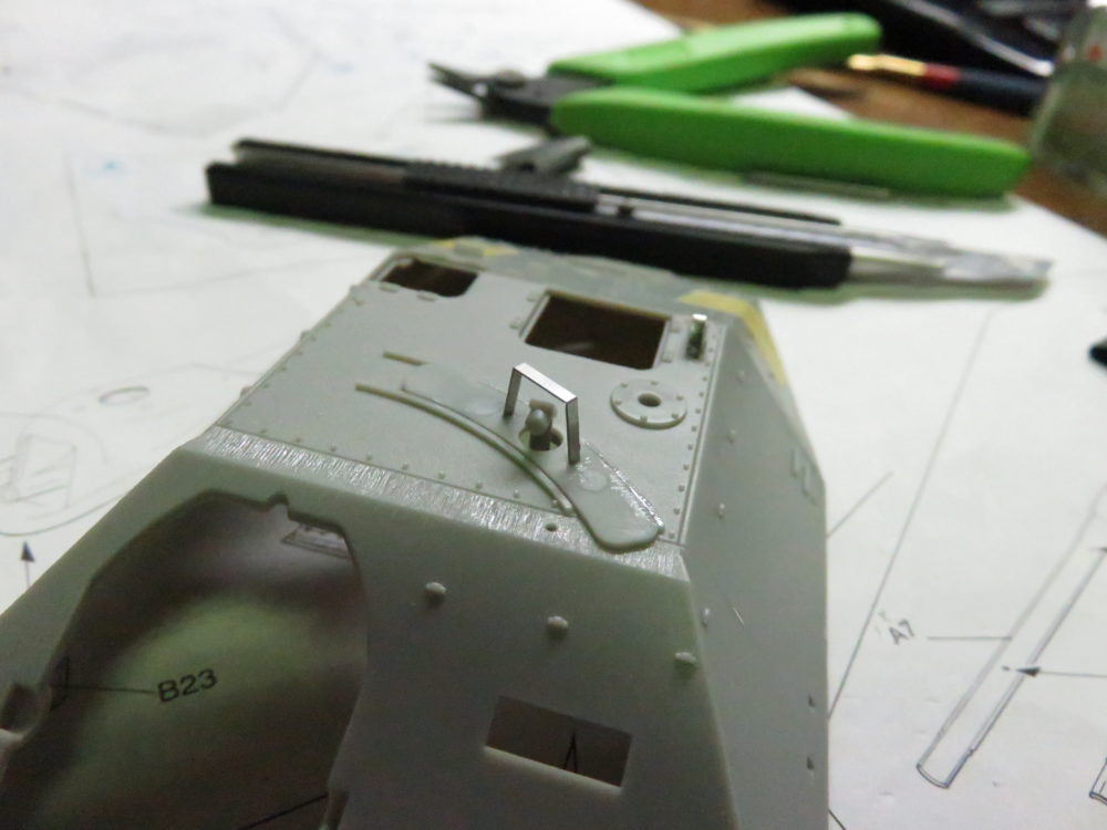 今日は「ヘッツァー」の戦闘室を組み立てた