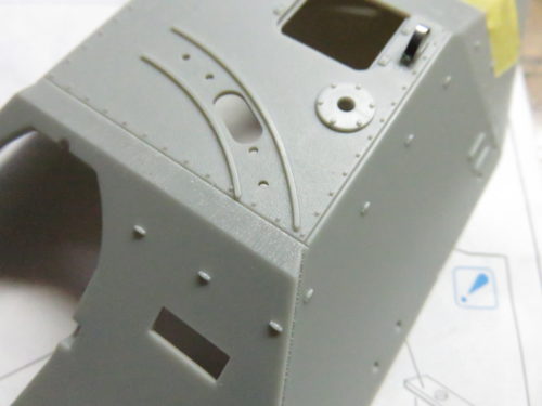 今日は「ヘッツァー」の戦闘室を組み立てた